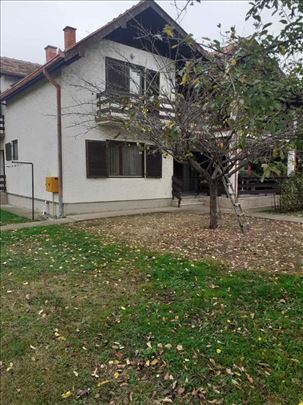 Dve kuće na prodaju, prometna lokacija u Ilićevu