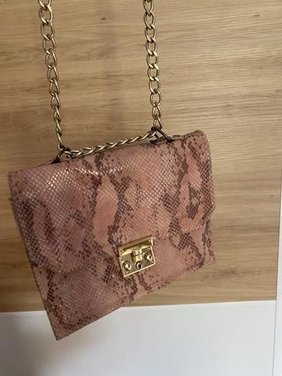 Roze kozna torbica zmijski print