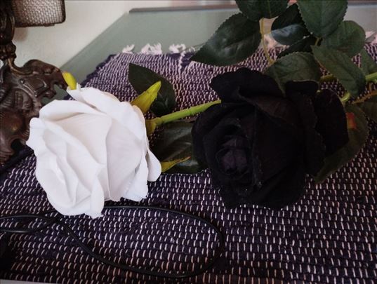 Veštački cvet ruža 'CRNA I BELA ZAJEDNO