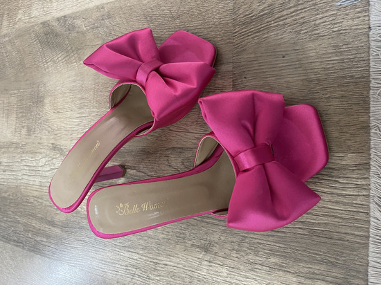 Pink sandale sa masnom