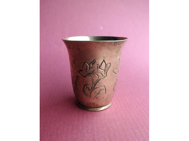 Stara mala metalna čaša sa cvetnim motivom
