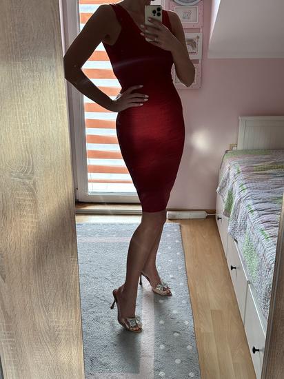 Crvena haljina