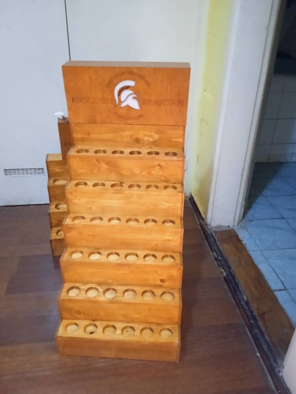 Prodajem reklamne police od drveta sa sijalicom i kablom dimenzija