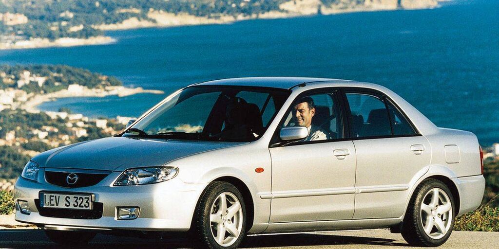 Mazda 323: 2 l | 2001 г. Limuzina