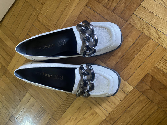 bele cipele na potpeticu