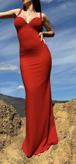 Premoćna duga crvena haljina %%%%