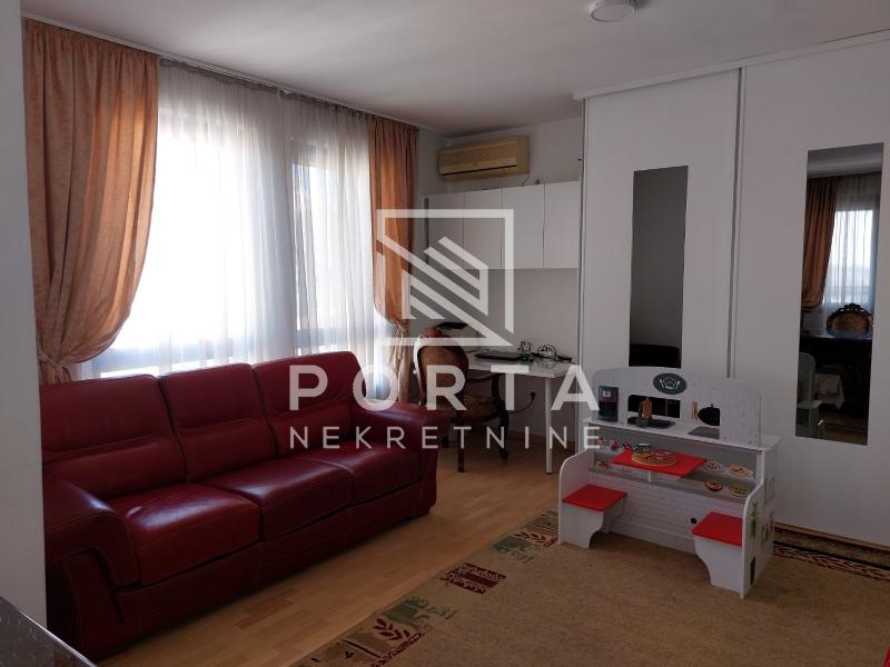 Prodaja stana,Čukarica,Radnička 60m2 + terasa, odličan ID#1422
170.000 €