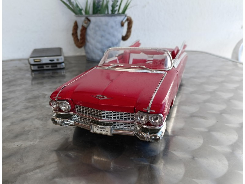 Cadillac Eldorado Biarritz 1:18 Maisto 1959