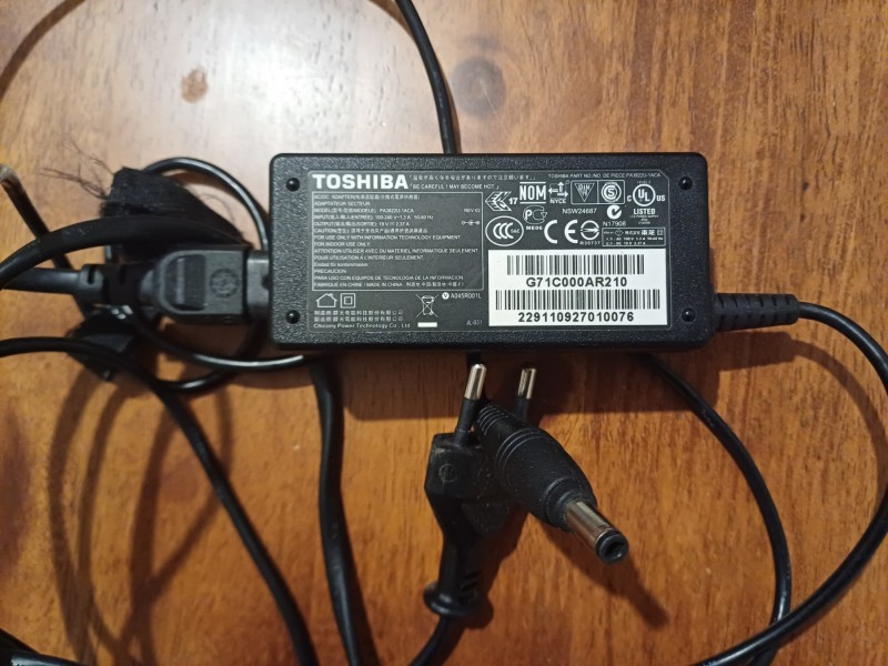 Punjac - adapter za Toshiba 19V , 2,37A , 45W