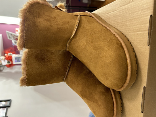 UGG NOVE ( nisu original)