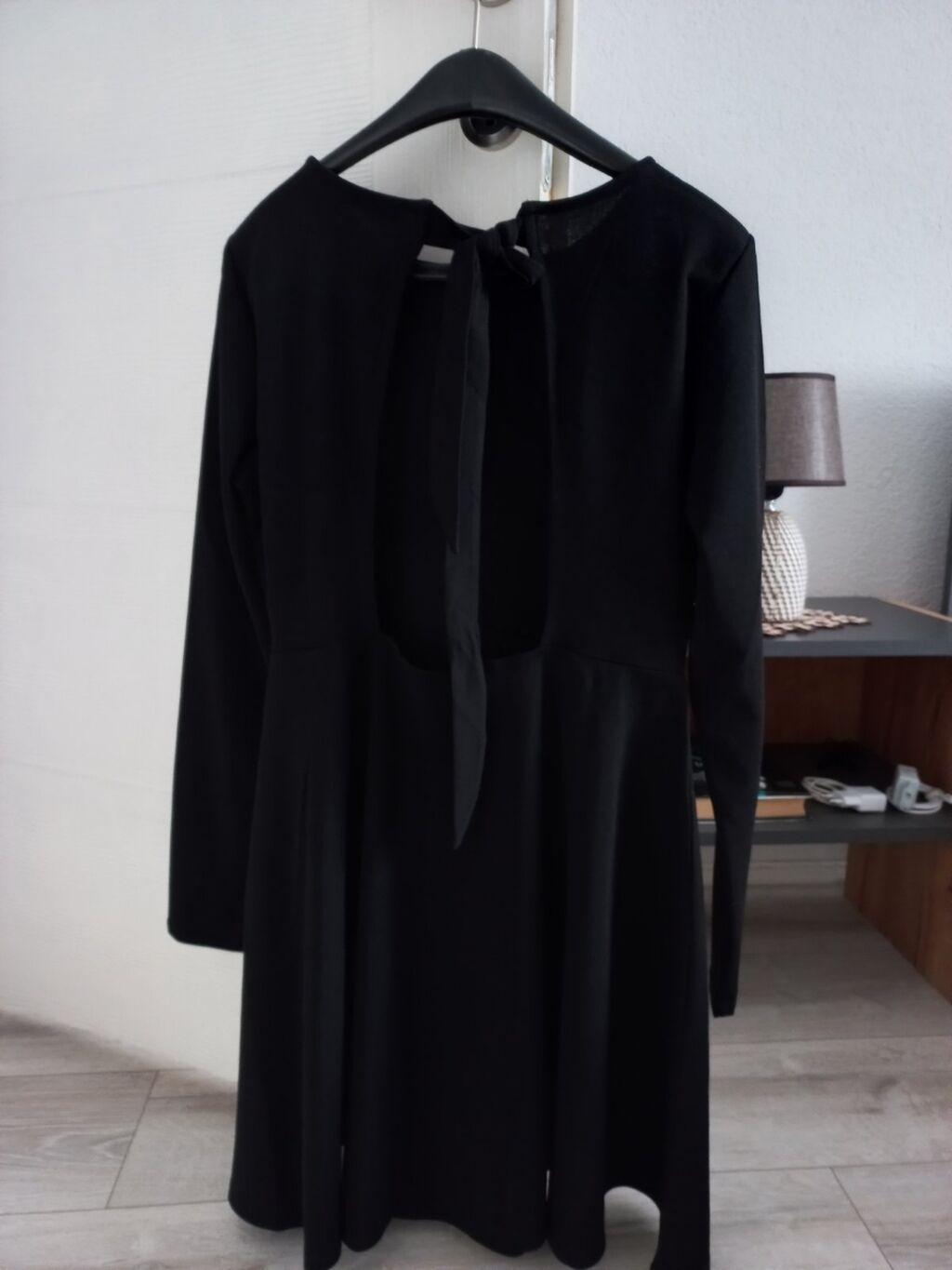 Crna haljina velicina s kupljena u teranove nosena samo jednom.Pozadi