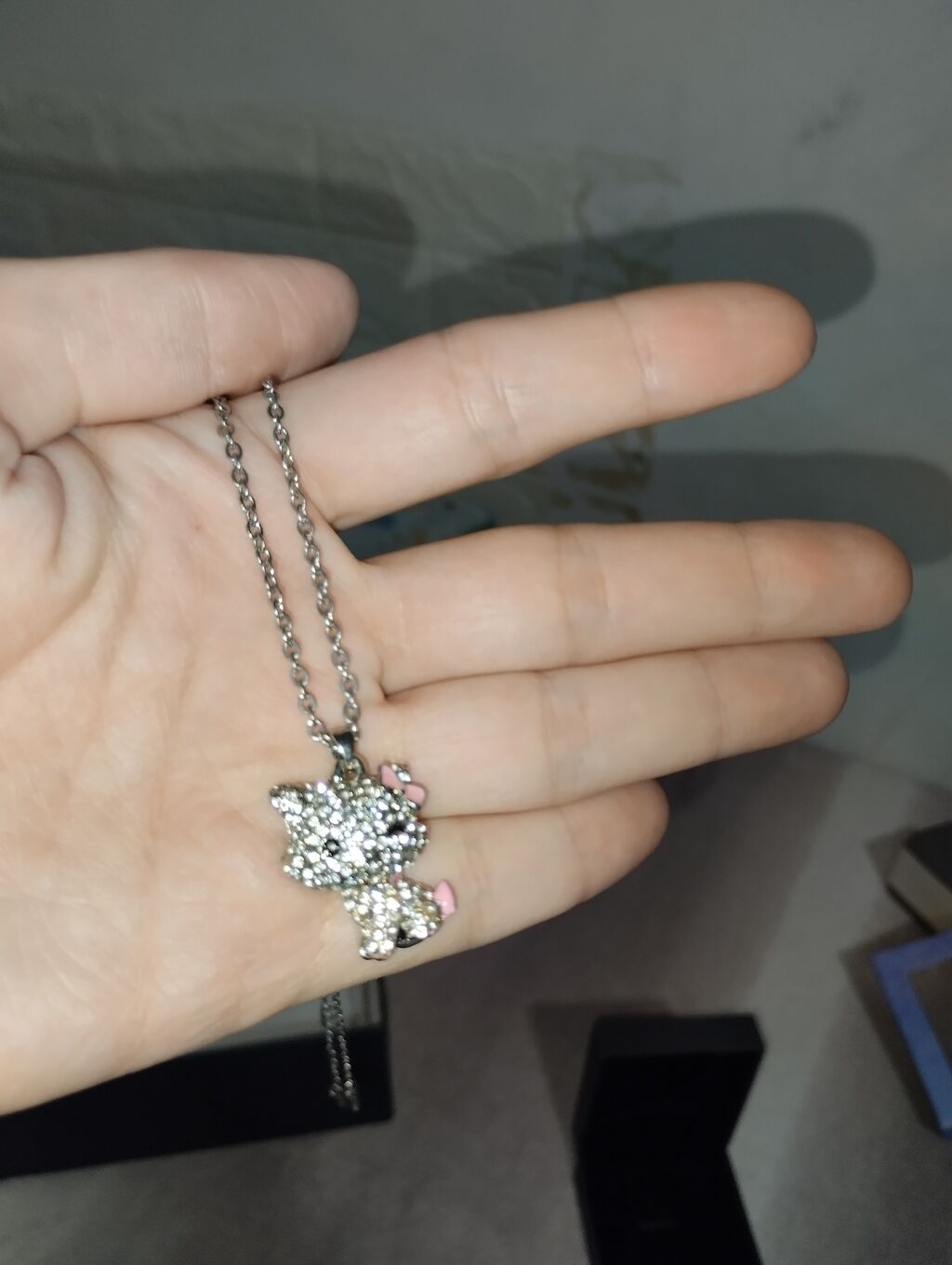 Swarovski ogrlica pricezak maca sa roze detaljima preslatka
