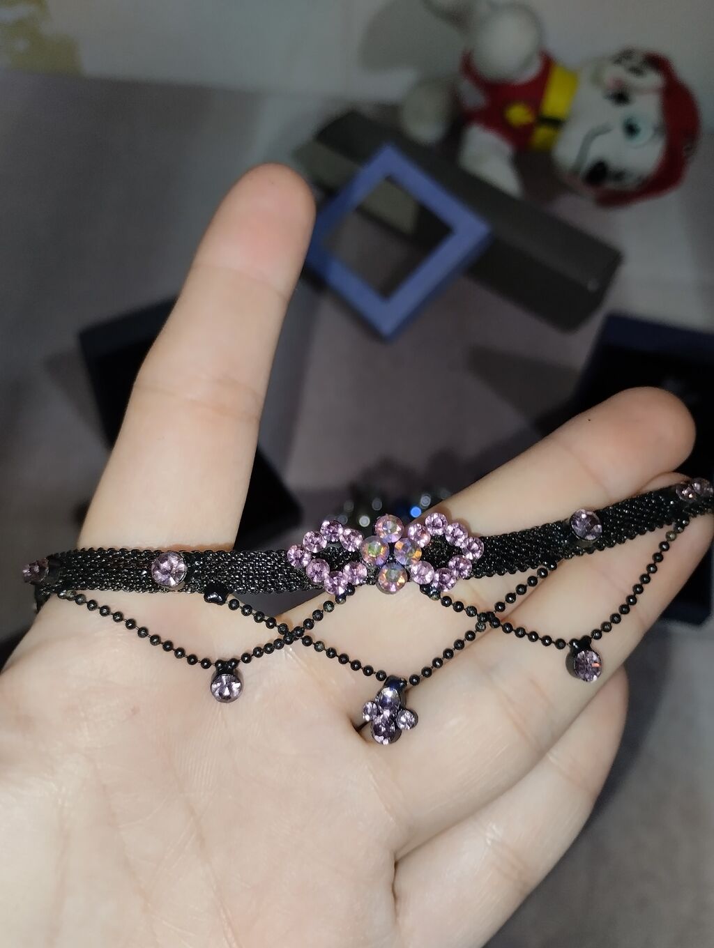 Crna ogrlica, elegantnauz vrat, sa roze detaljima jako lepo stoji