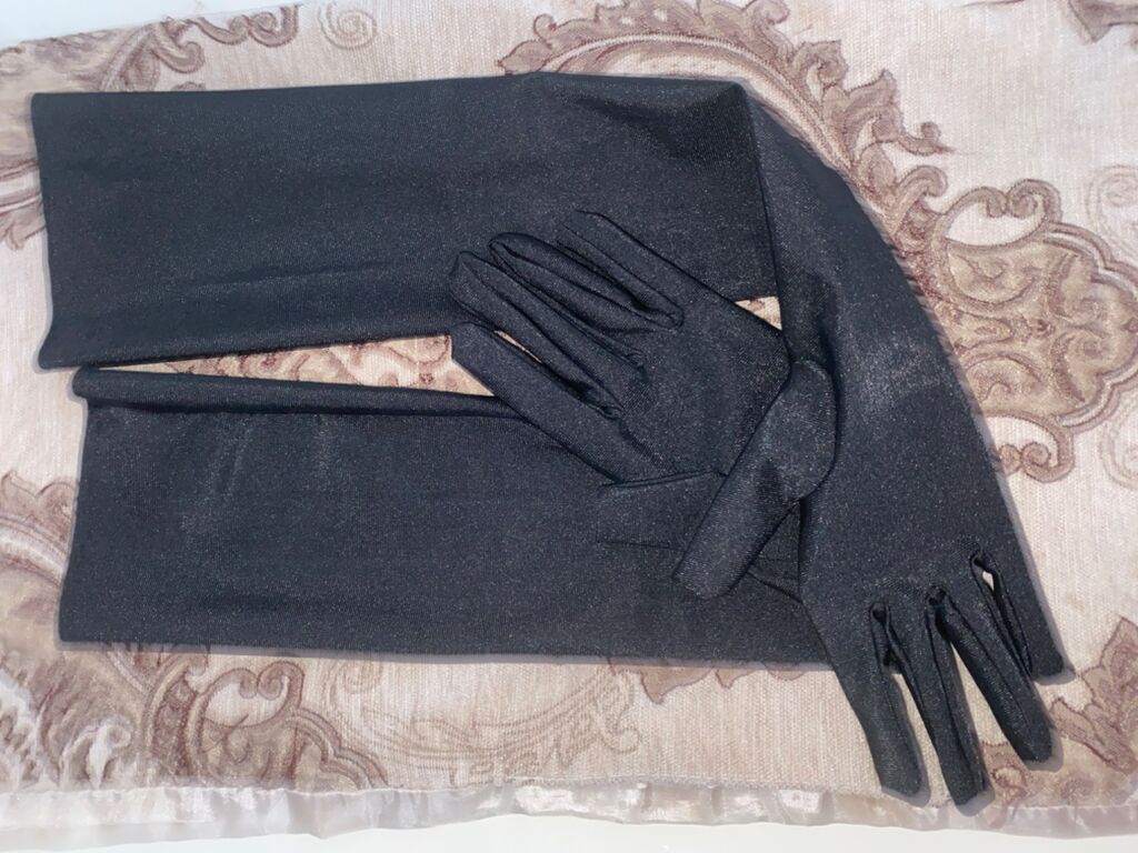 Prodajem Damske crne rukavice nove upakovane imam ih na stanju 4x