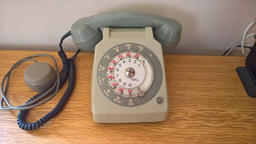 Starinski telefon u ispravnom stanju