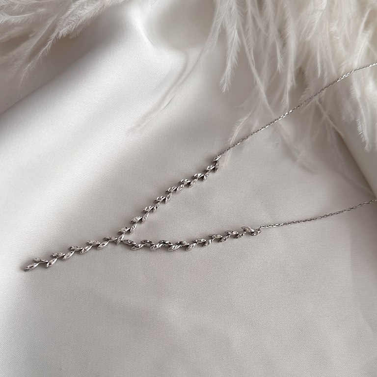 Elegantna ogrlica od belog zlata sa svetlucavim, dijamantiranim detaljima