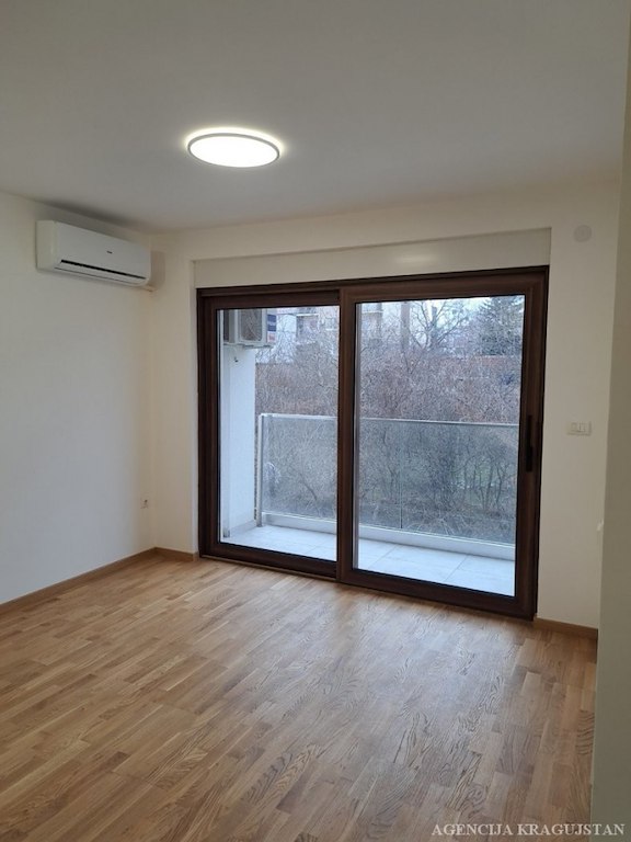 Izdavanje, Stan, 50. 00m2 , Centar