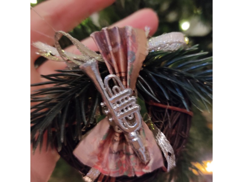 JEDAN MUZIČKI NOVOGODIŠNJI UKRAS KOMBINOVAN MATERIJAL