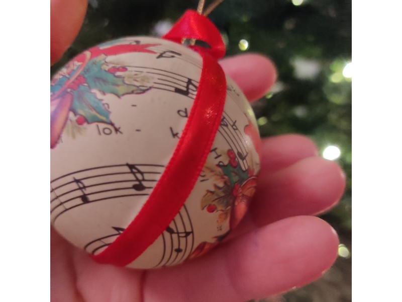NOVOGODIŠNJA MUZIČKA KUGLA LAGAN MATERIJAL