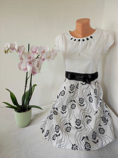 Crno-bela cvetna haljina sa masnom vel S