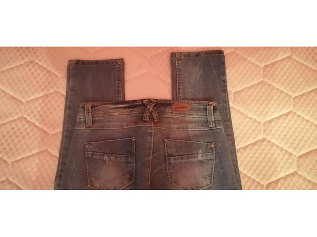 Stradivarius slim farmerice vel.34