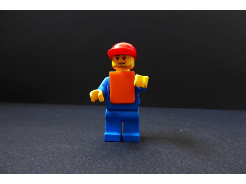 LEGO minifigura, plavi sa crvenim kačketom