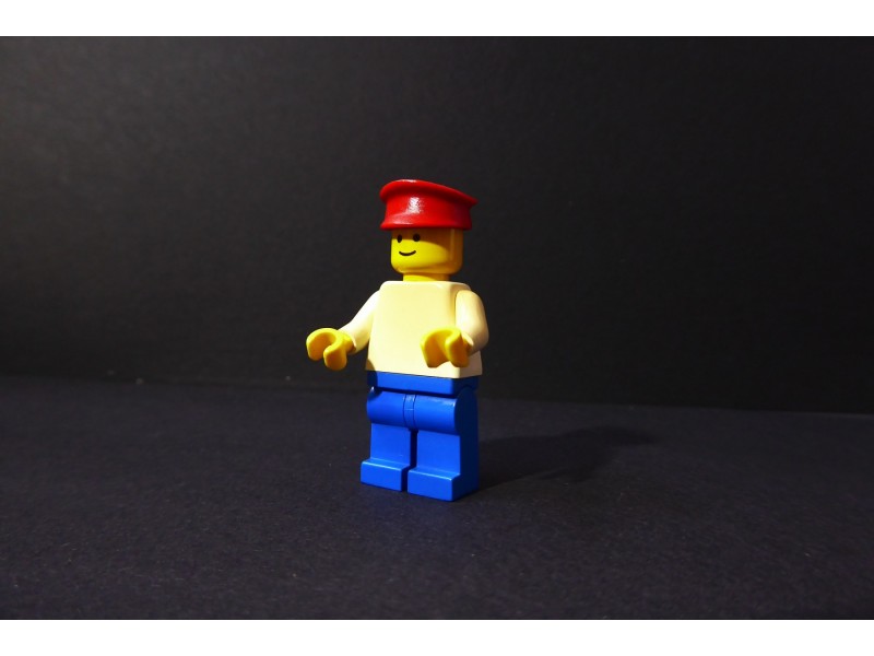 LEGO minifigura, plavo beli sa crvenom kapom