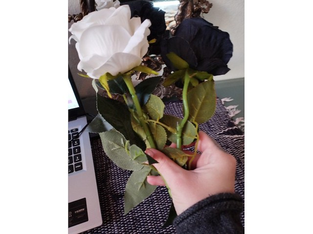 Veštački cvet ruža `CRNA I BELA ZAJEDNO
