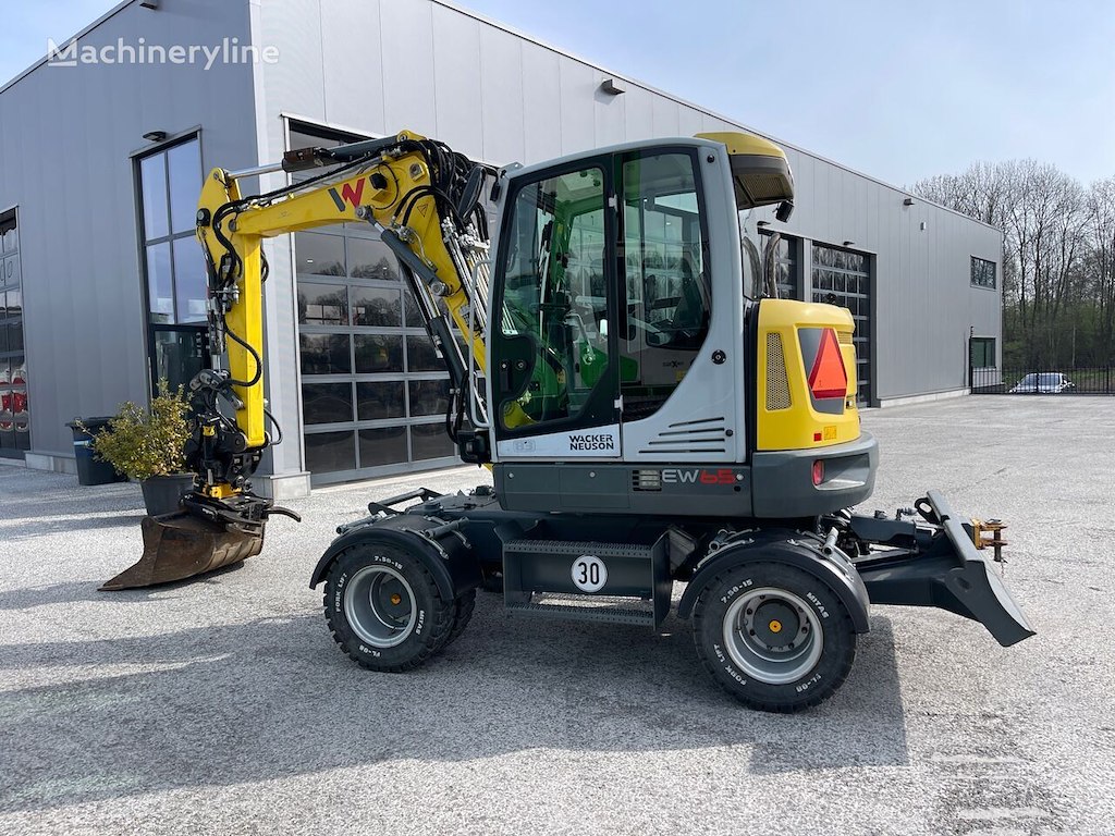 Wacker Neuson EW65 met Engcon bager točkaš