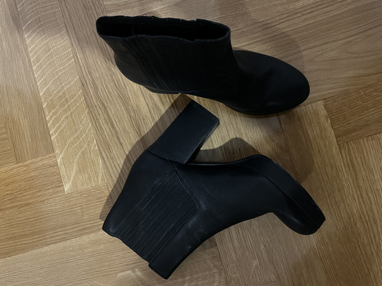 Eileen Fisher crne kozne cizme