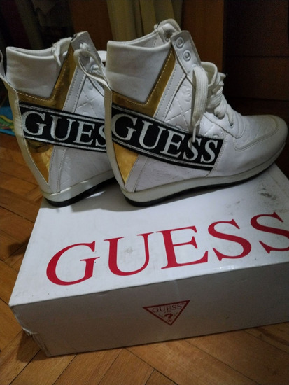 GUESS patika