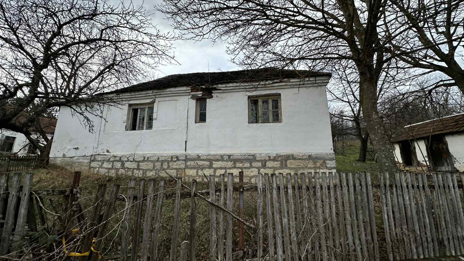 Porodična stambena zgrada sa zemljištem u Rajkoviću