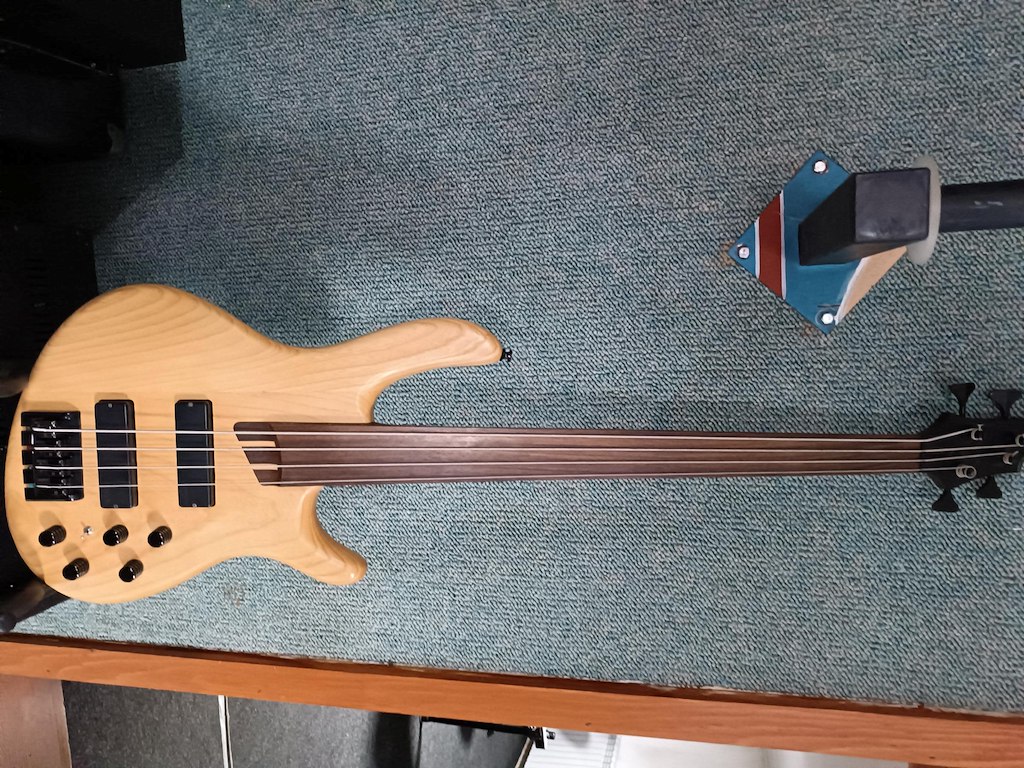 Cort B4 FL Fretless