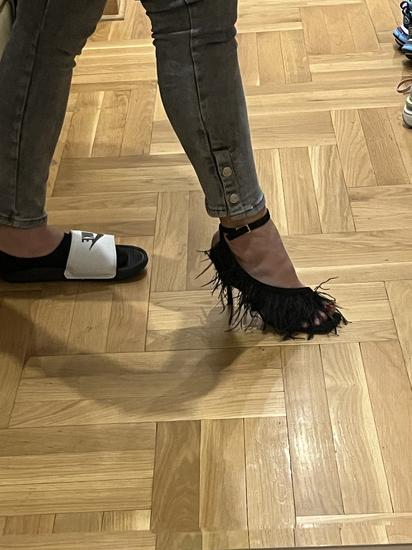 Novo Liu Jo sandale sa perjem
