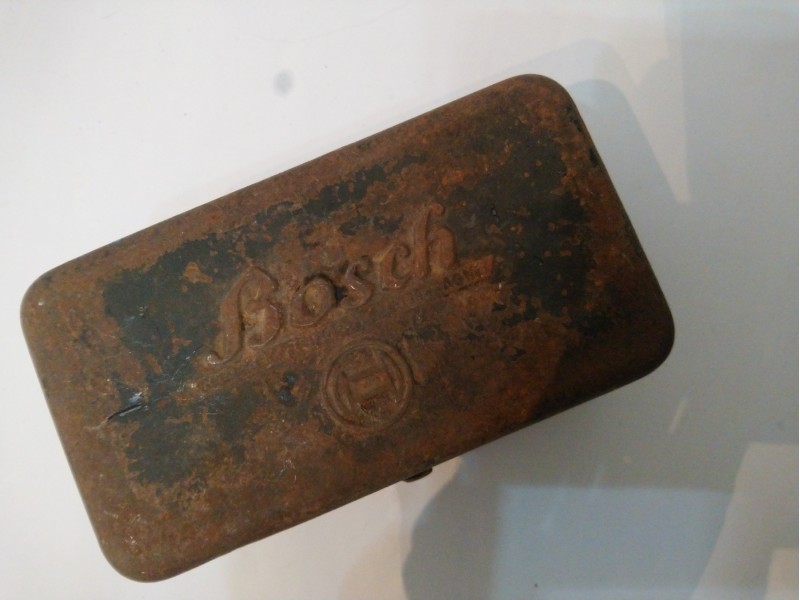 Stara metalna kutija Bosch
