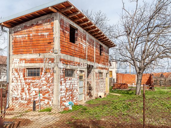 Na prodaju kuća u sivoj gradnji, započet objekat, plac 16a, Ledena stena