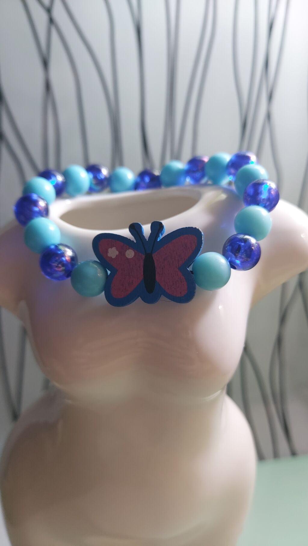 Plava narukvica sa leptirom Izradena sa kvalitenih perlica