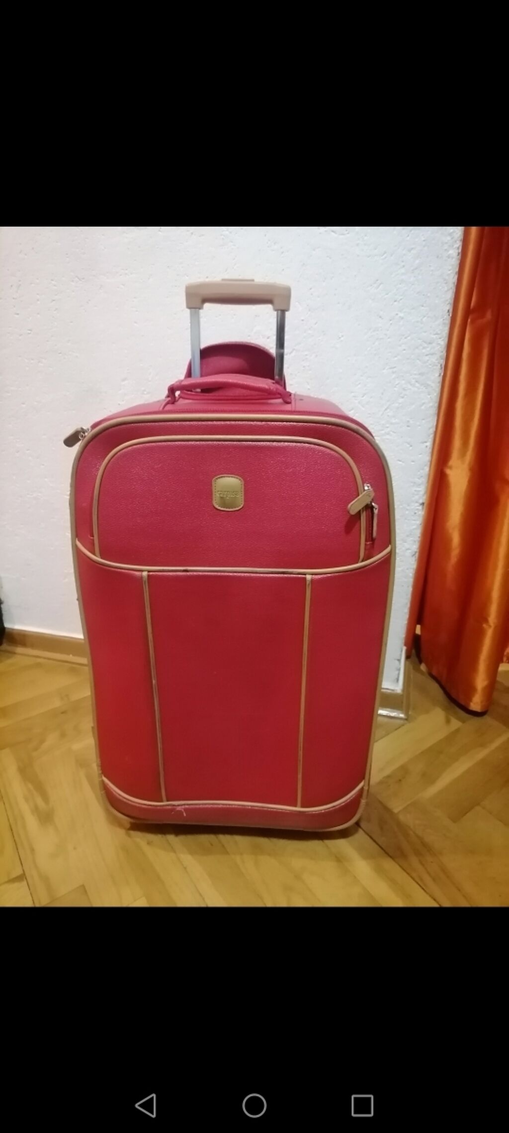 Kofer CARPISA veći mislim da je od Skaja. Crvene boje oko 65 /40 /25