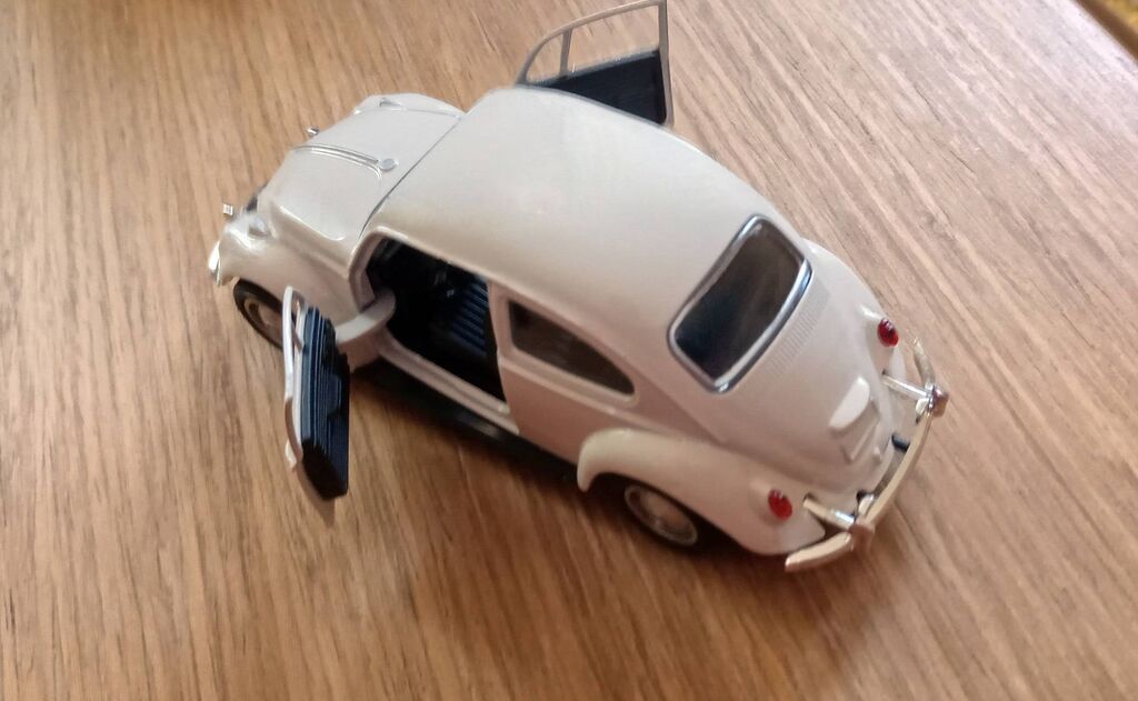 Nov metalni model automobila VW Buba. Mogu da mu se otvaraju vrata