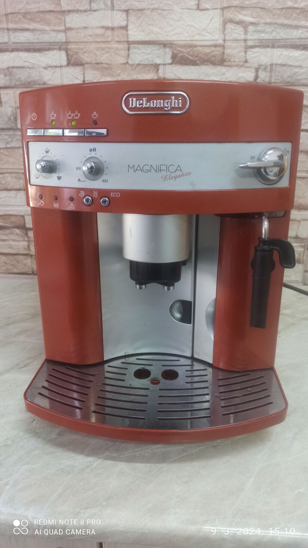 DeLonghi Magnifica automatski espresso kafe aparat. Jako dobro ocuvan