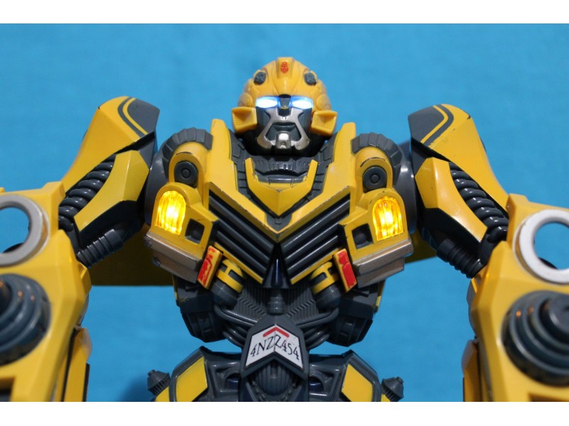 HASBRO VELIKI SVETLECI I ZVUCNI TRANSFORMERS BUMBLEBEE