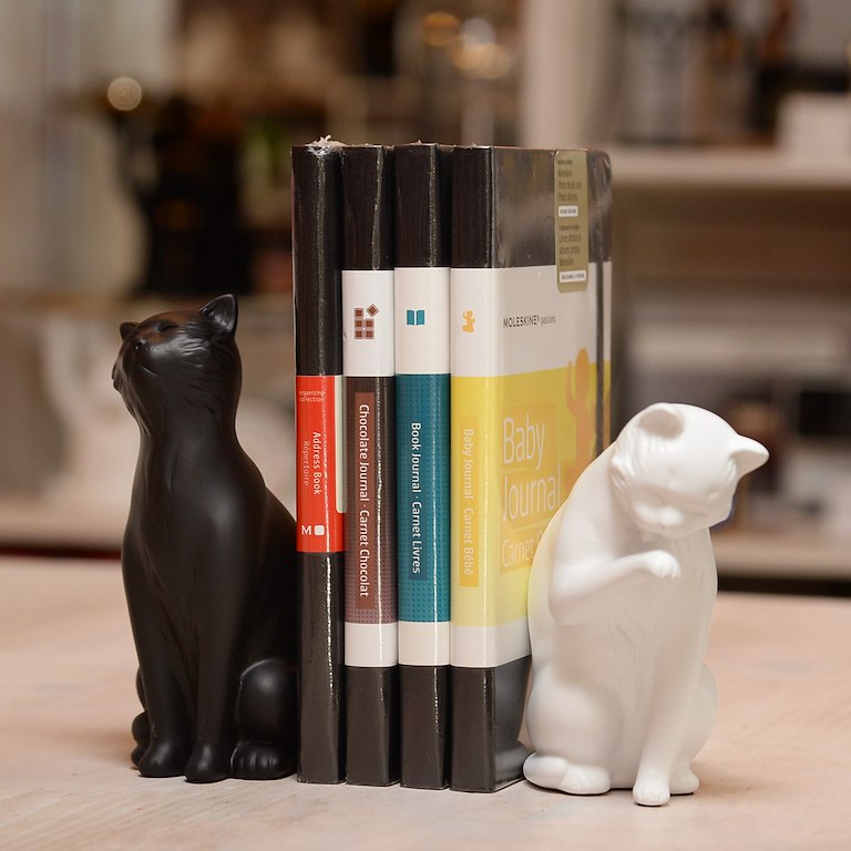 Prodavnica poklona - Držač za knjige – Crna mačka/Beli mačor