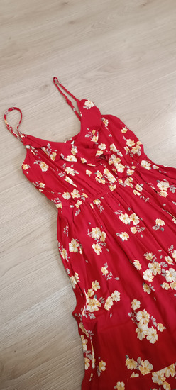 Crvena cvetna haljina
