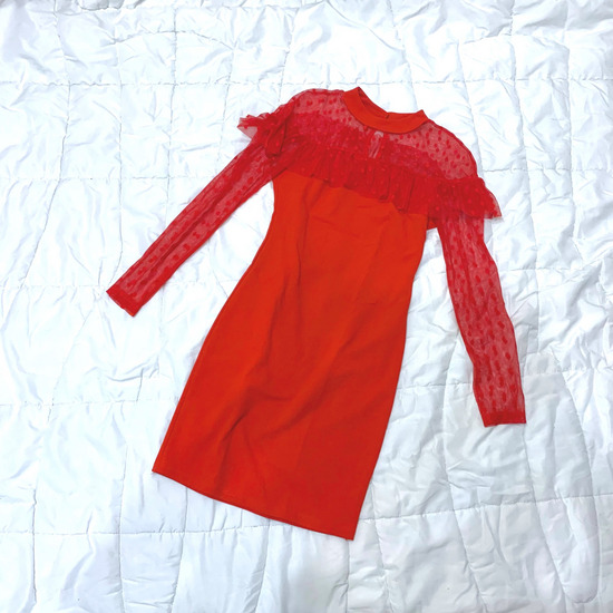 175. Crvena bodycon haljina sa cipkom i tufnama