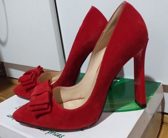 Nove crvene cipele sa masnom