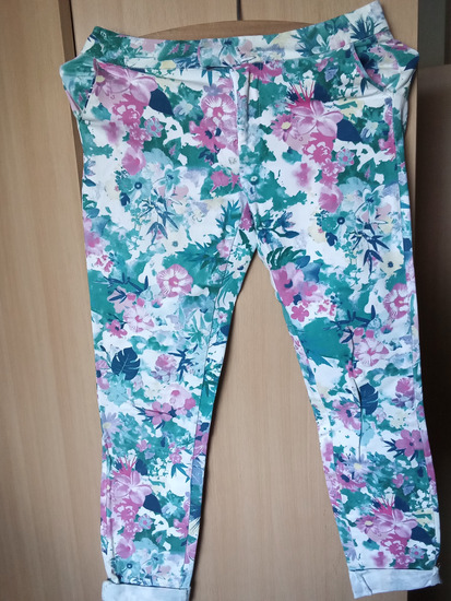 Cvetne chino pantalone