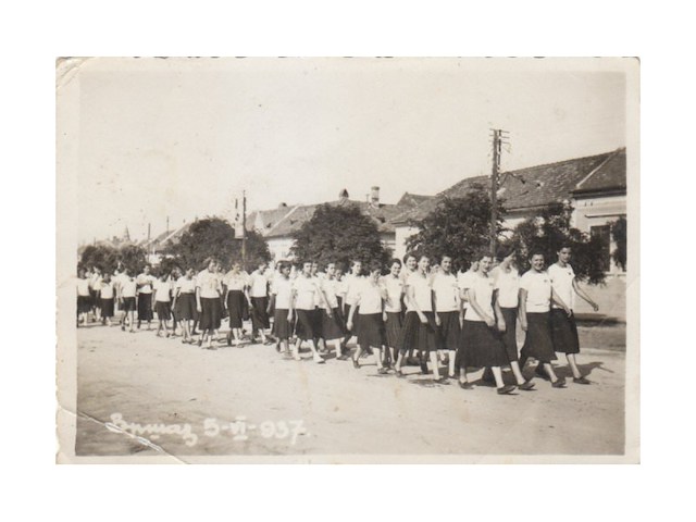Vršac, sokolice marširaju ulicom 1937..