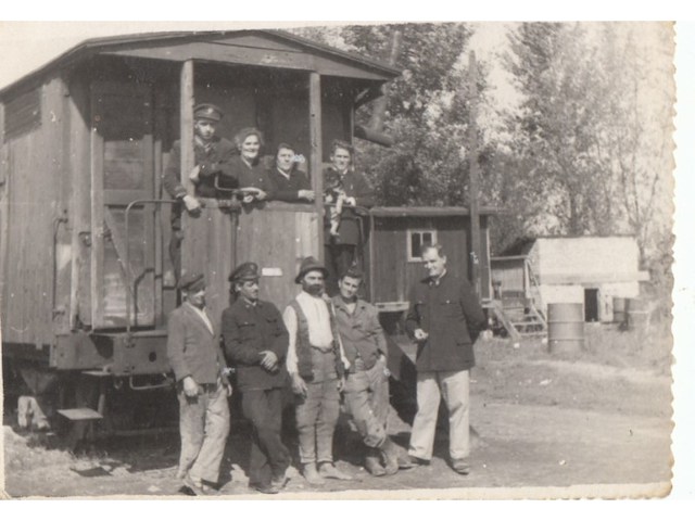 Železničari ispred vagona Sremska Rača `57