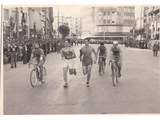 Beograd foto Atletičari i biciklisti nose štafetu