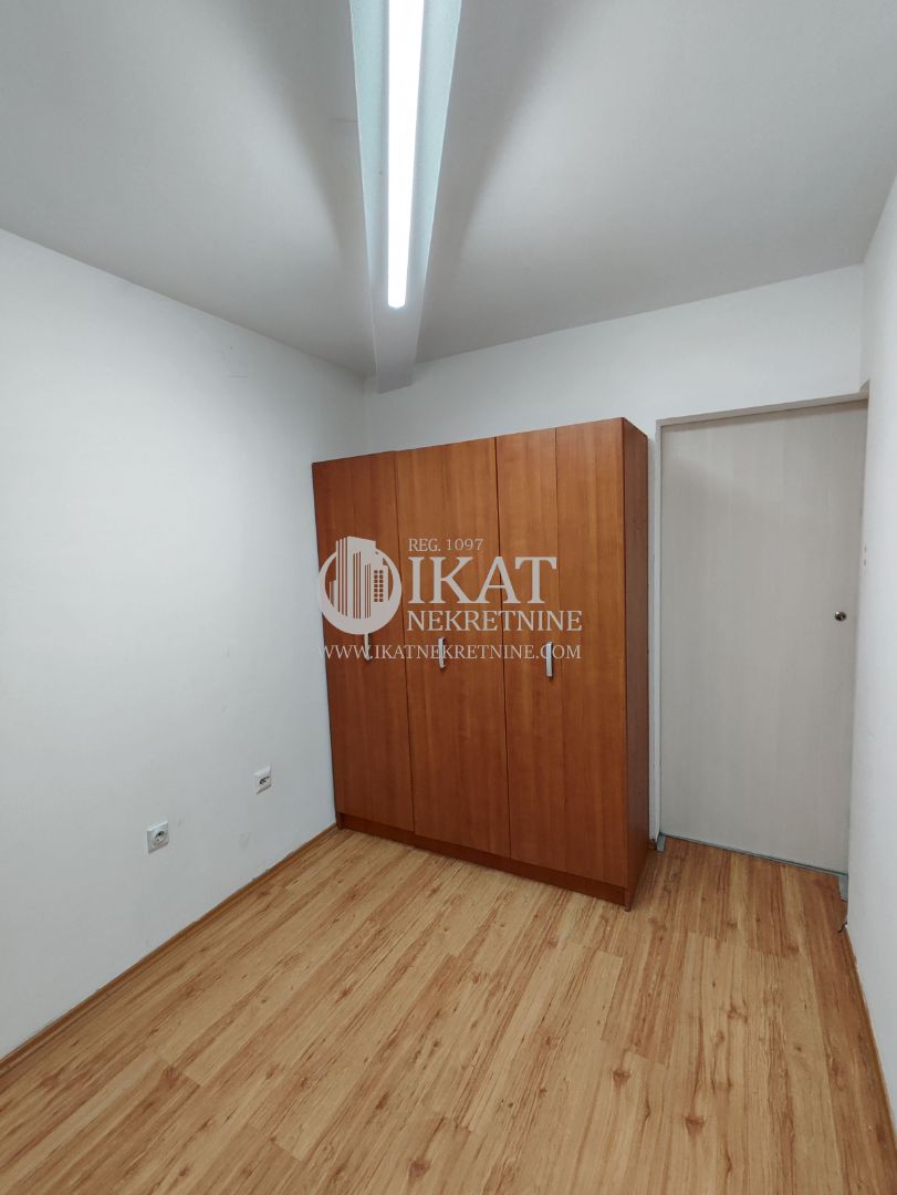 Lokal u Batajnici 56m2 potpuno renoviran ID#3395
550 €